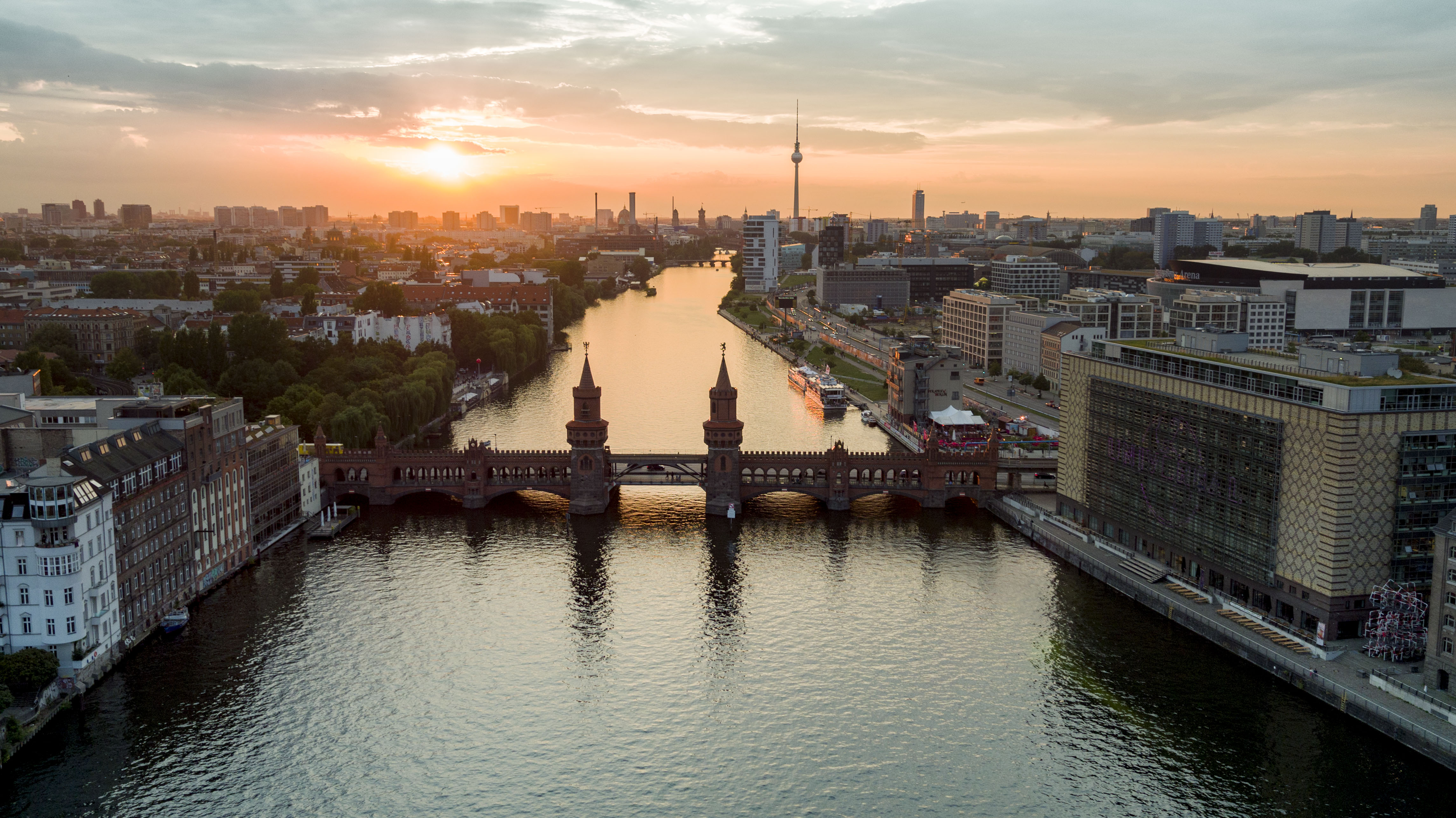 MOVIK | professionelle Luftaufnahmen - Drohnen Piloten Team aus Berlin